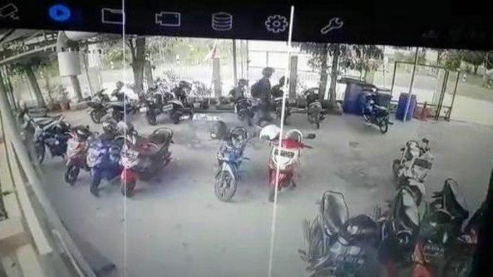 CCTV Rekam Kecepatan Tangan Maling 3 Helm Motor di SMP Al Mujahidin - Tribunjateng.com