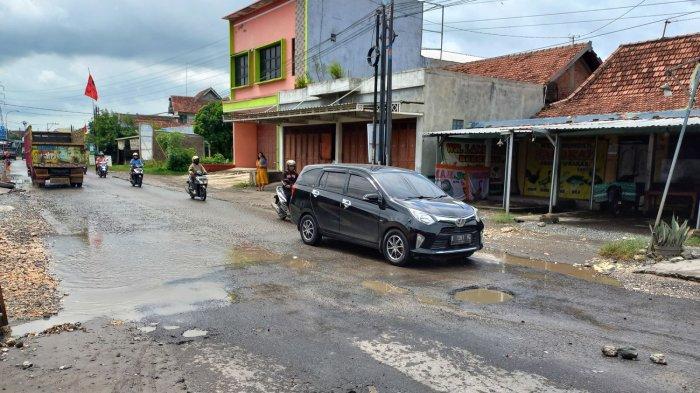 Hati-hati Melintas di Jalan Tanjungkarang Kudus, Ada Lubang yang Membahayakan Pengendara ...