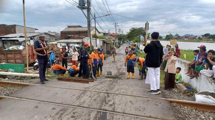 Perlintasan KA Tanpa Palang di Purwosari Semarang Ditutup Sebagian, Hanya Bisa Dilalui Motor ...