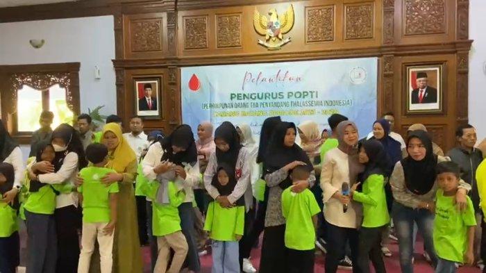 Penuh Haru, Nyanyi Bareng saat Pelantikan POPTI Batang Penyandang ...