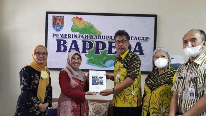Tim Rispro LPDP Unsoed Serahkan Naskah Akademik Rancangan Perda ...