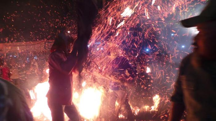 Kisah Magis Tradisi Perang Obor di Puncak Sedekah Bumi Tegalsambi ...