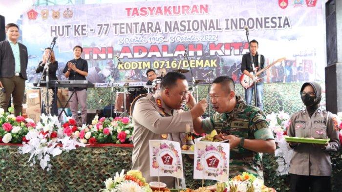 HUT ke-77 TNI, Kapolres Demak Beri Kejutan kepada Dandim Demak - Tribunjateng.com