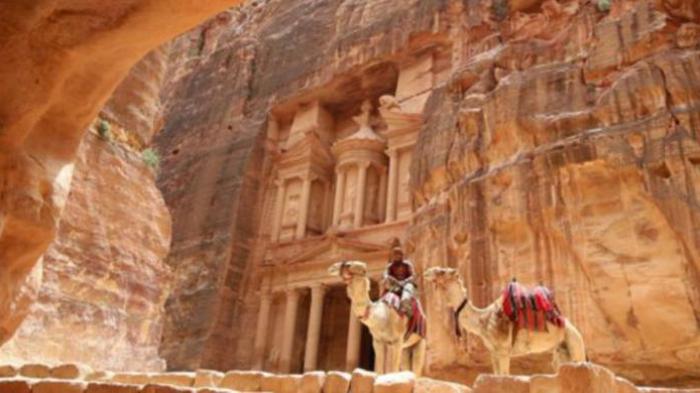 Peristiwa Langka, Banjir di Kota Gurun Petra membuat Ratusan Turis ...