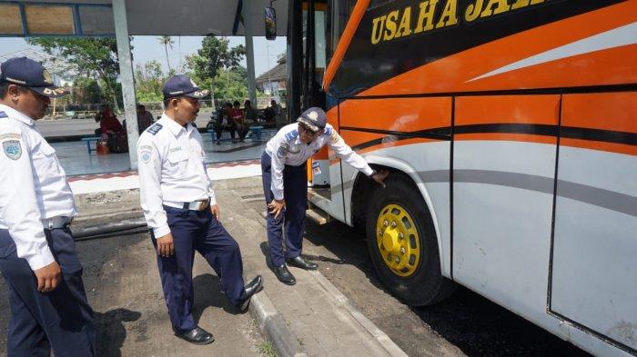Jelang Lebaran, Petugas Cek Bus AKDP di Terminal Penggaron Semarang ...