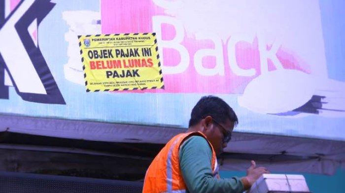 BPPKAD Kudus Tempeli Stiker Reklame yang Belum Lunas Pajak ...