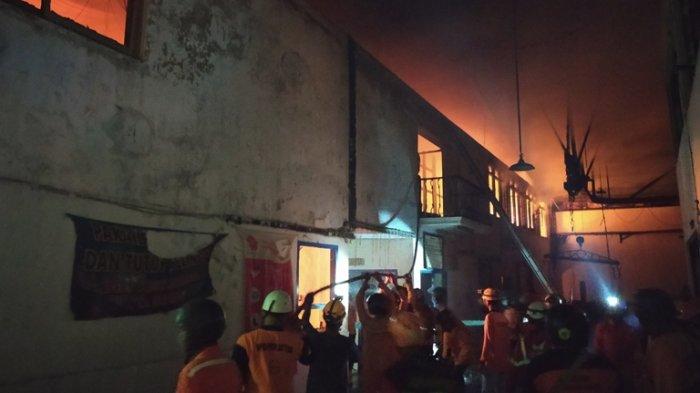 Api Melalap Gudang Pabrik Tekstil di Karanganyar, Tim Padamkan Kebakaran setelah Berjibaku Enam ...