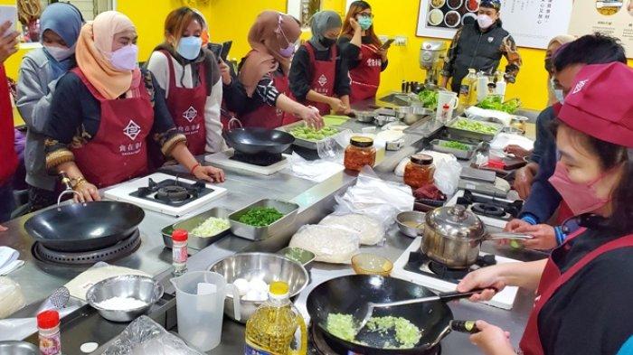 40 PMI Taiwan Belajar Membuat Panekuk Daun Bawang Cong You Bing ...