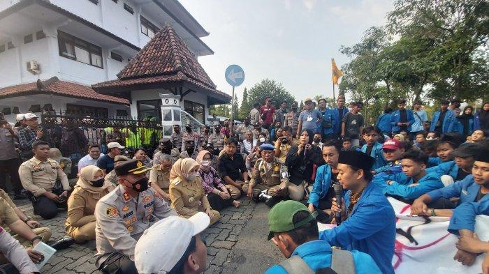PMII dan Polisi Saling Dorong, Saat Unjuk Rasa Jilid 2 di Depan Kantor Bupati Pekalongan ...