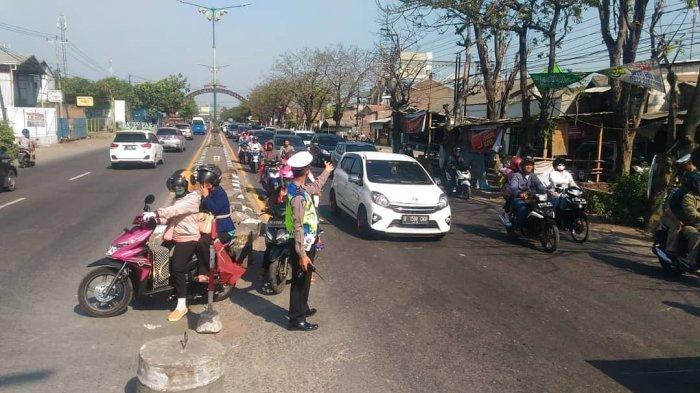 Tak Kuat Lagi Jalan Kaki, Nenek Asal Kalimantan Tergeletak Memeluk ...