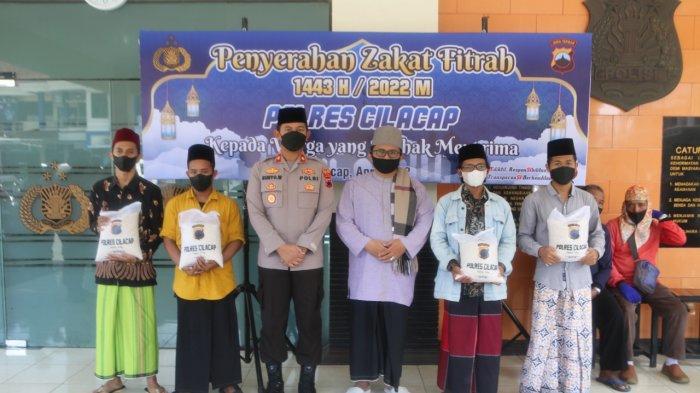 Polisi Cilacap Bagikan 514 Bungkus Zakat Fitrah - Tribunjateng.com