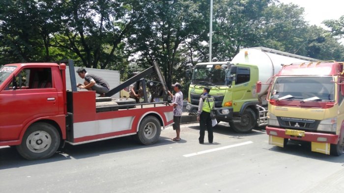 BREAKING NEWS : Bus Tabrak Truk Tangki di Kendal, Macet Panjang Arah Cepiring - Tribunjateng.com