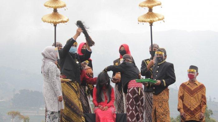 Menilik Ritual Ruwat Cukur Rambut Gimbal Anak-anak di Wonosobo, Selina ...