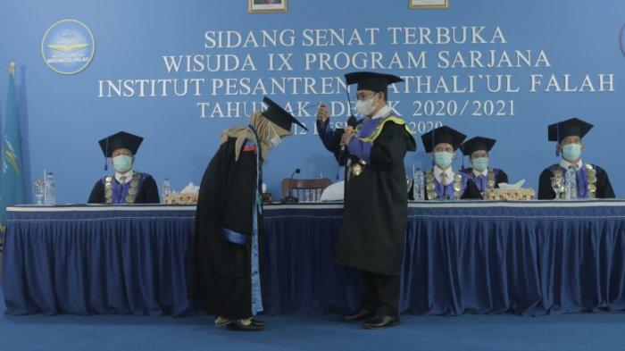 KH Abdul Ghofar Rozin Harap 157 Wisudawan IPMAFA Pati Beradaptasi ...