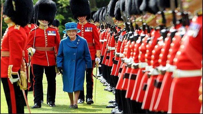 Ternyata Ini Alasan Topi Pasukan Kerajaan Inggris Dibuat Tinggi ...
