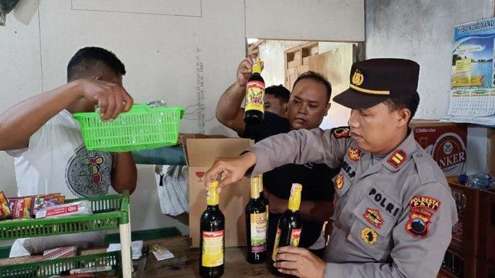 Polisi Razia Warung Miras di Tayu Pati, Belasan Botol Anggur hingga Arak Disita - Tribunjateng.com