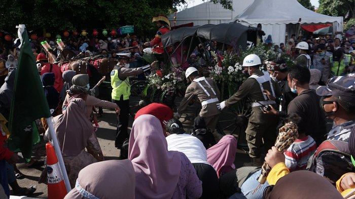 Arak-arakan Kereta Kencana Bupati Wihaji dan Wabup Suyono Lakukan ...
