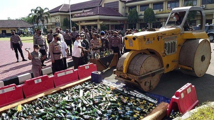 Operasi Pekat, Ribuan Botol Miras di Pekalongan Dimusnahkan - Tribunjateng.com