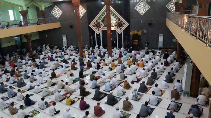 Bacaan Lengkap Sholat Maghrib 3 Rakaat dari Niat Sampai Salam ...