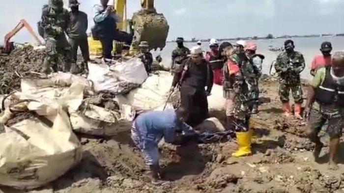 Penampakan Ritual Wedus Kendit Perbaikan Tanggul Norowito Demak, Kepala ...