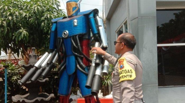 GOKIL, Knalpot Brong Hasil Razia di Malang Kota Disulap Jadi Robot ...