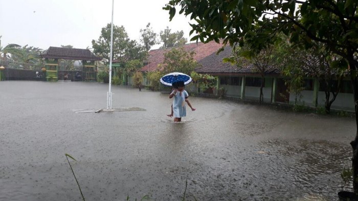 Banjir Tak Kunjung Surut Orang Tua di Sayung Demak Gendong Anak Hingga Depan Kelas ...
