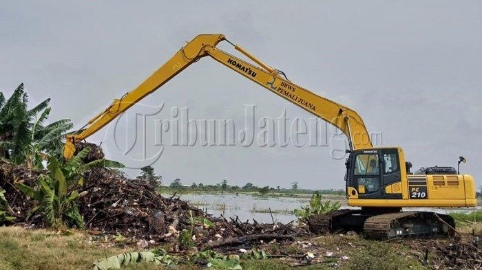 Ekskavator Bersihkan Tumpukan Sampah di Sungai Piji Kudus - Tribunjateng.com