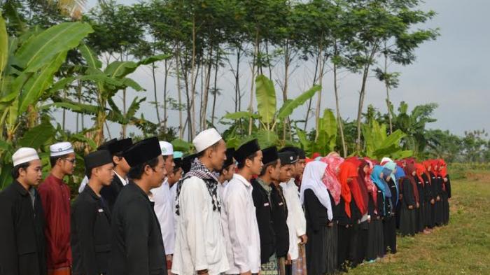 Santri di Banyumas Gelar Upacara Hari Kemerdekaan di Sawah - Tribunjateng.com