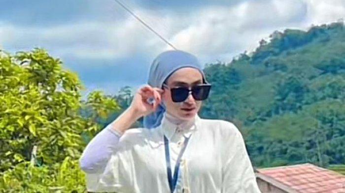 7 Potret Cantik Santyka Fauzia Wanita Muda yang Dikabarkan Dekat dengan Sule - Tribunjateng.com