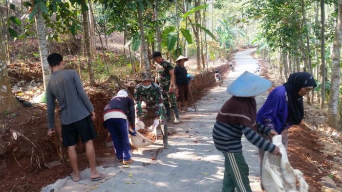 Cegah Tergerus Air Hujan, Satgas Membuat Berm Jalan - Tribunjateng.com