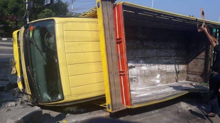 Video Truk Pengangkut Pakan Ikan Terguling di Mangkang Jalan Raya ... Video Truk Pengangkut Pakan Ikan Terguling di Mangkang Jalan Raya ...