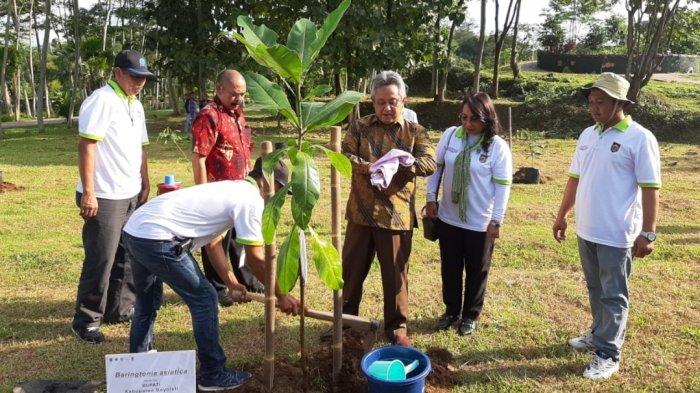 Bupati Seno Samudro Ajak Muda-Mudi Buat Oleh-oleh Khas Kebun Raya ...