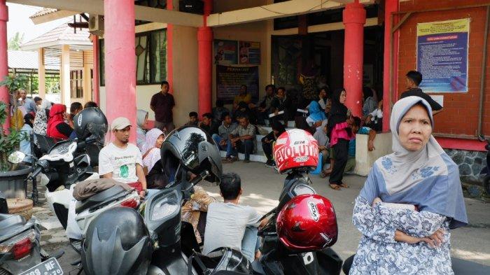 Lulu Rela Antre Bikin e-KTP di Disdukcapil Kabupaten Tegal Agar Bisa ...
