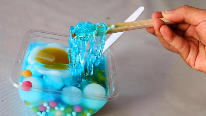 Lecy Blue MieCool, Es Buah yang Memiliki Tampilan Mirip Mi Ayam ...
