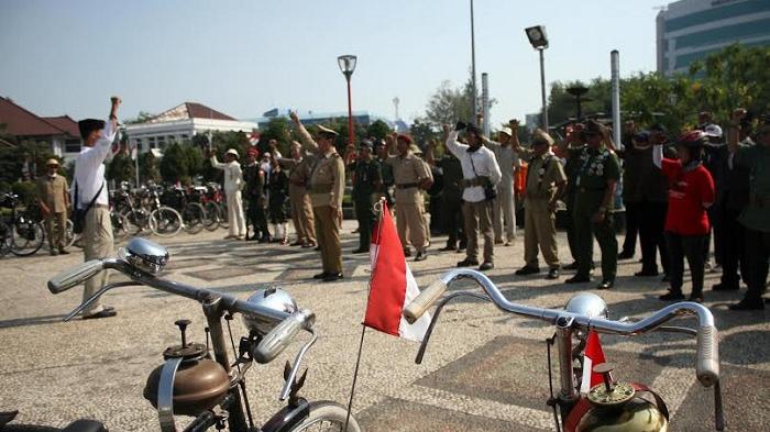 BERITA FOTO: Semarang Onthel Community (SOC) Gelar Upacara di Tugu Muda - Tribunjateng.com