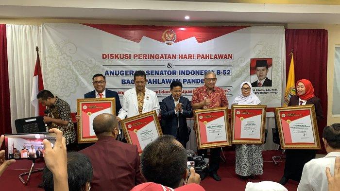 Hari Pahlawan, Senator DPD RI Abdul Kholik Berikan Penghargaan ke ... Hari Pahlawan, Senator DPD RI Abdul Kholik Berikan Penghargaan ke ...