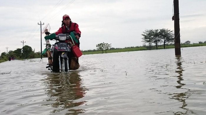 Senin Sudah Terendam, Kini Banjir Makin Tinggi Genangi Jalanan di Kaliwungu, Banyak Motor Mogok ...