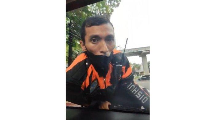 Netizen Penasaran, Begini Kondisi Petugas Dishub Nemplok di Kap Mobil ...