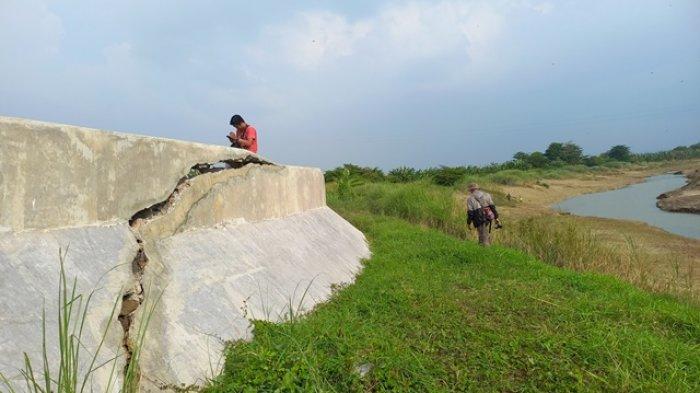 Penampakan Talud Sungai Wulan Kudus yang Retak Sepanjang 10 Meter ...