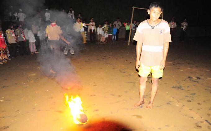 Lihat Ini, Pemuda Sawangan Pekalongan Main Sepak Bola Api ...