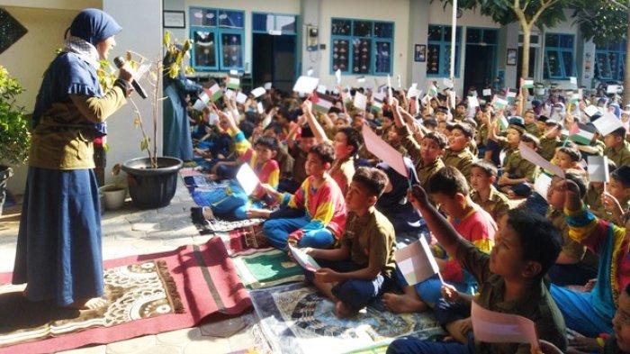 Tangis Reisha Pelajar SD di Kudus saat Bacakan Sepucuk Surat untuk ...