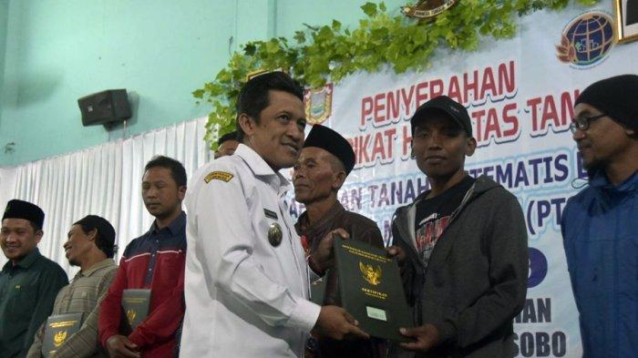 Warga 3 Desa di Wonosobo Terima Sertifikat PTSL-PM, Ini Pesan Bupati Afif Nurhidayat ...