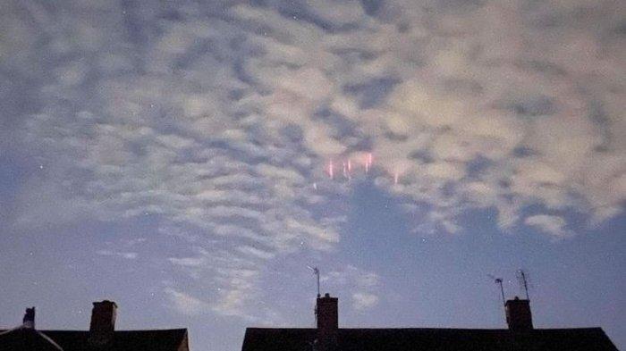 Sinar Merah Misterius Muncul di Langit saat Tengah Malam hingga ...