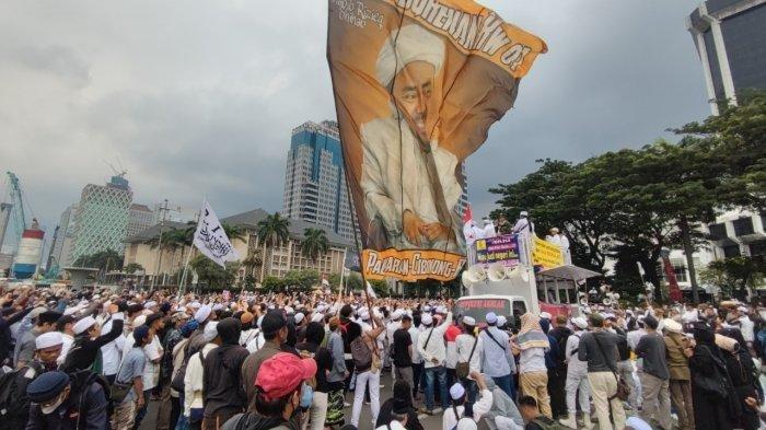 Aksi Demo 411, Faris Al Farizy Bawa Spanduk Jumbo Bergambar Habib ...