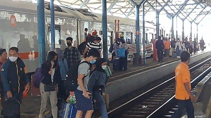Stasiun Daop 5 Purwokerto Mulai Dipadati Pemudik, H-1 Lebaran ...