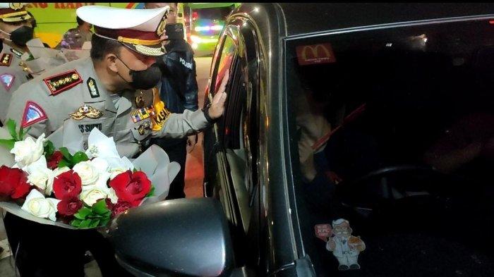 Pemudik Dapat Bunga saat Melintas di Gerbang Tol Kalikangkung Semarang - Tribunjateng.com
