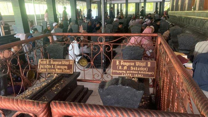 H4 Lebaran Makam Sunan Kalijaga Di Demak Dipenuhi Oleh Peziarah