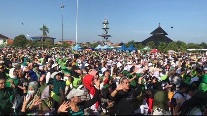 Keseruan Enam Ribuan Orang Senam Bersama di Lapangan Simpang 6 ...