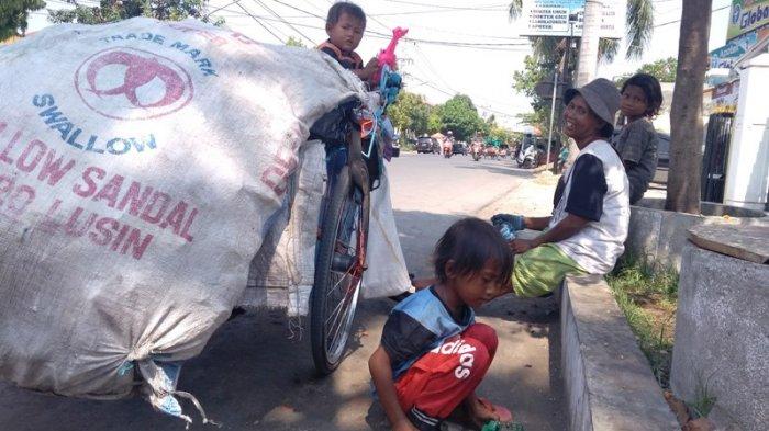 Kisah Supriyati, Ibu di Tegal yang Tiap Hari Memulung Bersama 3 Anaknya ...