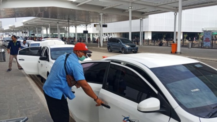 Bandara Semarang : Nurul Pilih Naik Taksi Berargo dari Bandara ...